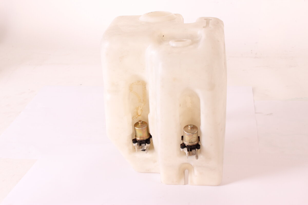 Washer fluid reservoir with 2 pumps NOS A75